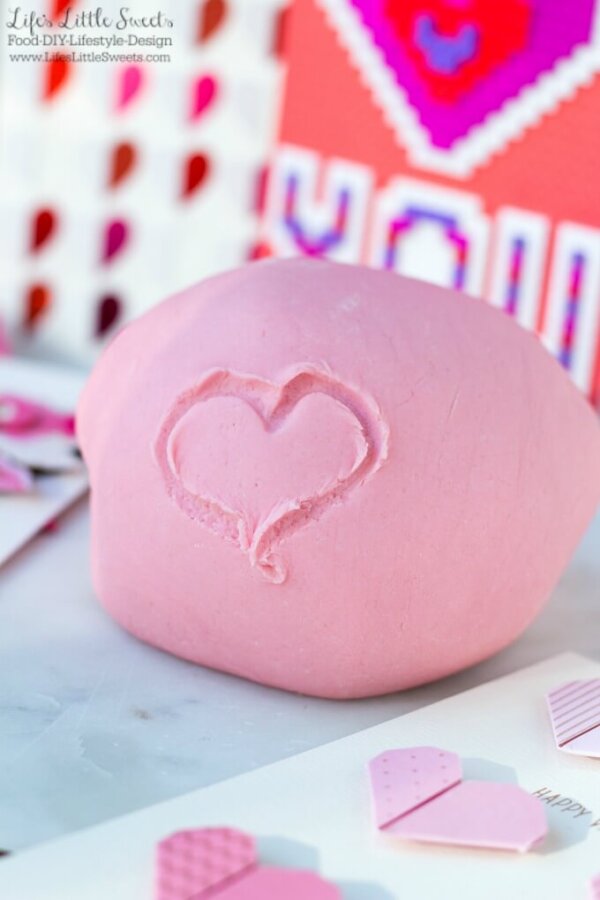 DIY Valentine's Day Playdough Recipe (Easy Kids Activity, Teacher's ...