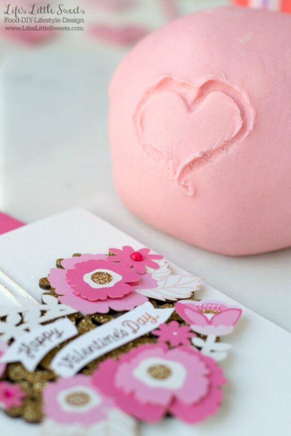 DIY Valentine's Day Playdough Recipe (Easy Kids Activity, Teacher's ...