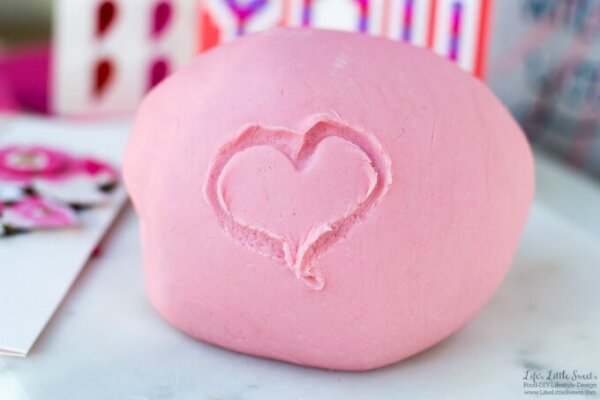 DIY Valentine's Day Playdough Recipe (Easy Kids Activity, Teacher's ...